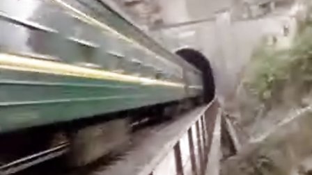 L197次列车高速驶入滩头车站外的黄莲坡隧道