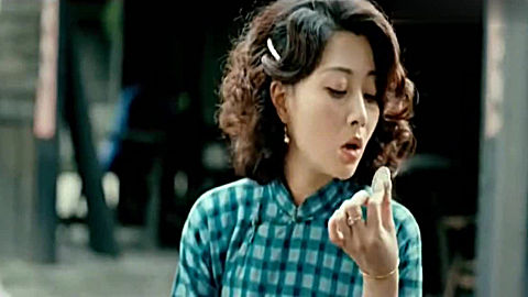 何赛飞学殷桃走路,笑死人,实力演技真的演什么都很入戏