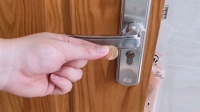 门被反锁怎么办?开锁匠不外传绝招,只要一枚硬币,一秒快速打开