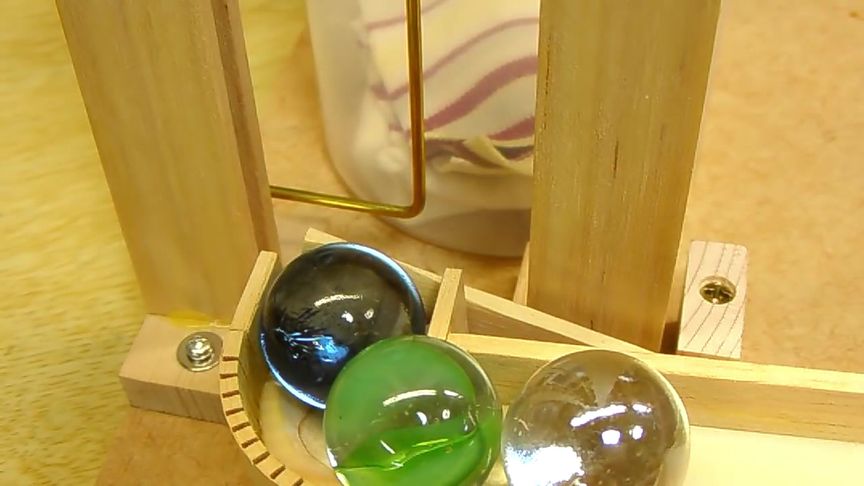 采用齿轮传动的滚球提升机,这是模块化木制滚珠的一个模块