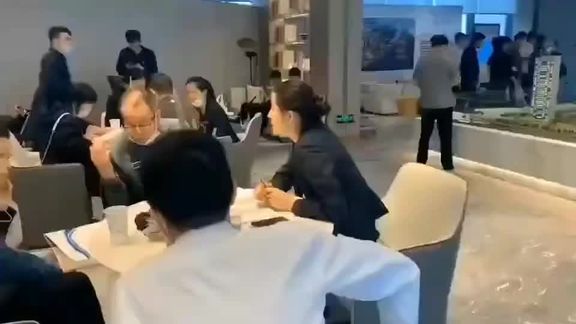 开发商回款压力原本备案价23500现售只卖20000带精装,交房带中央...