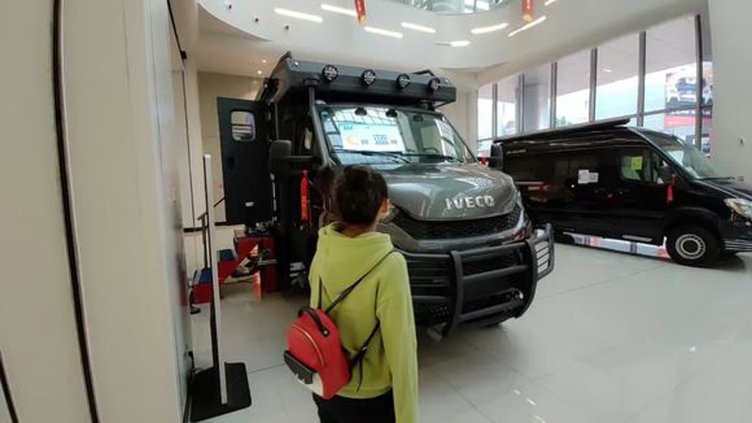 依维柯底盘4*4越野房车,售价100多万,你会买吗?反正我是没钱