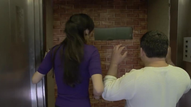 笑死了!电梯门打开居然是堵墙,乘客直接崩溃