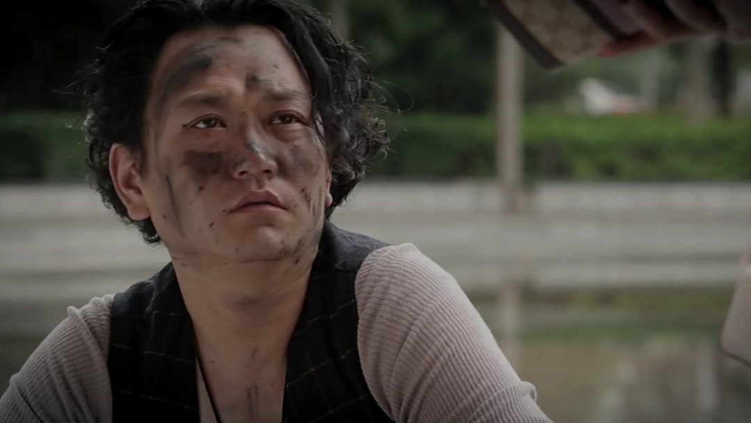 男子上街乞讨,结果被路人疯狂戏耍,人心不古啊