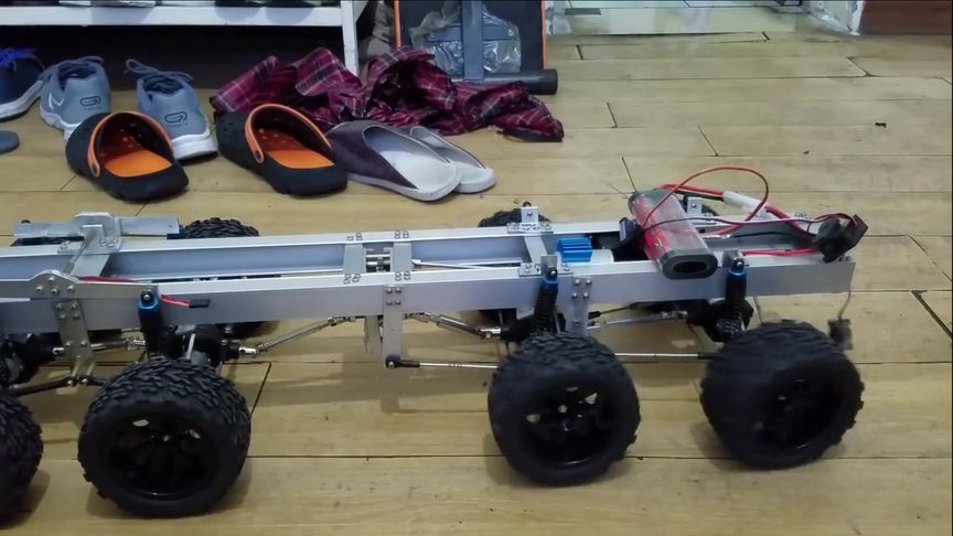 牛人在家制作了一台多驱动的模型车,真逼真