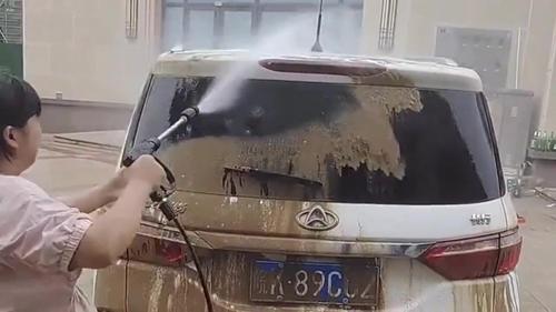 一款家用高压洗车水枪,用来去鱼鳞洗汽车都好用,家庭中不可缺少的帮手!