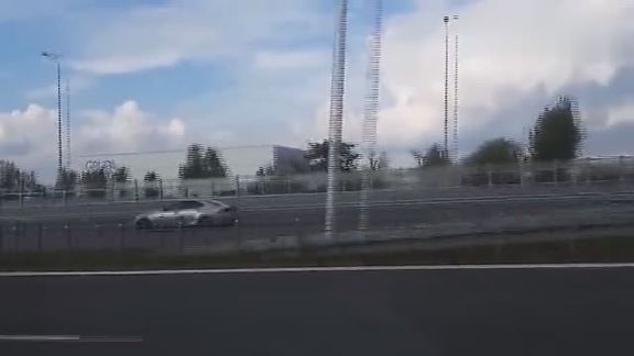 实拍疯狂司机高速公路急速倒车行驶