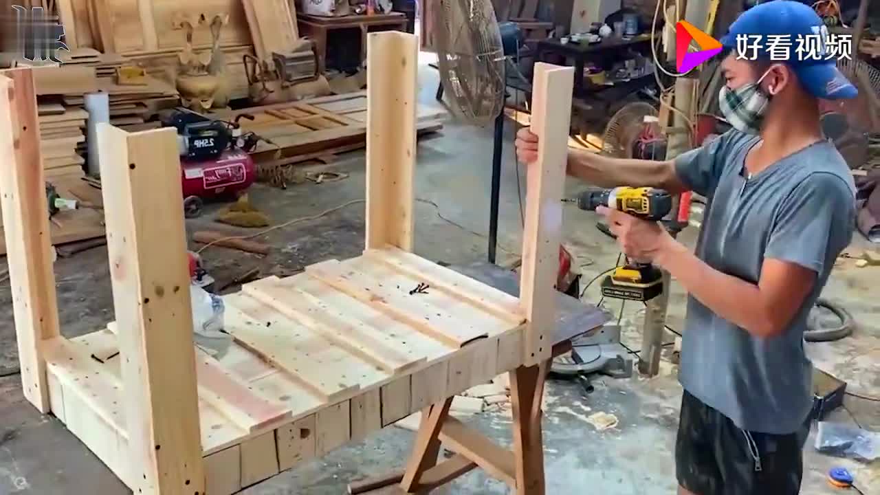 没用的木托盘这样改造一下,就变成实用的木桌,这创意没谁了
