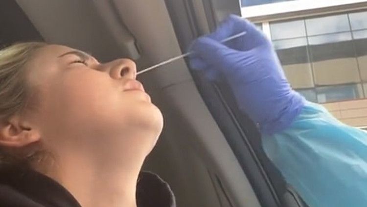 视频!美国女孩做鼻咽拭子:很痛想吐,像大脑被刺了一下!