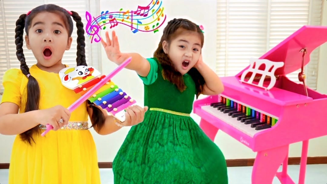海伦儿童乐园:苏瑞和安妮在音乐学院学习如何演奏乐器