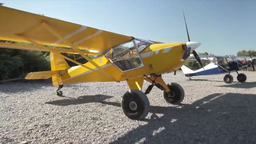 驾驶螺旋桨飞机在沙地上起降,性能也太好了