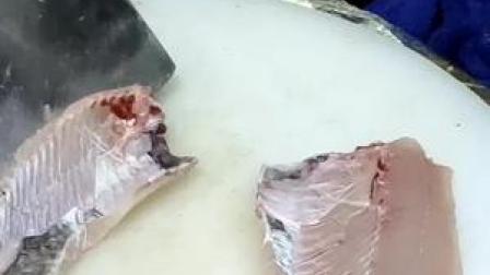 餐馆后厨新招的切配师傅,要工资4500每月,老板让他切个鱼片看看