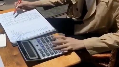 20年前他就月入过万,小小的计算器也能玩得这么溜, 以前是弹钢琴的吧