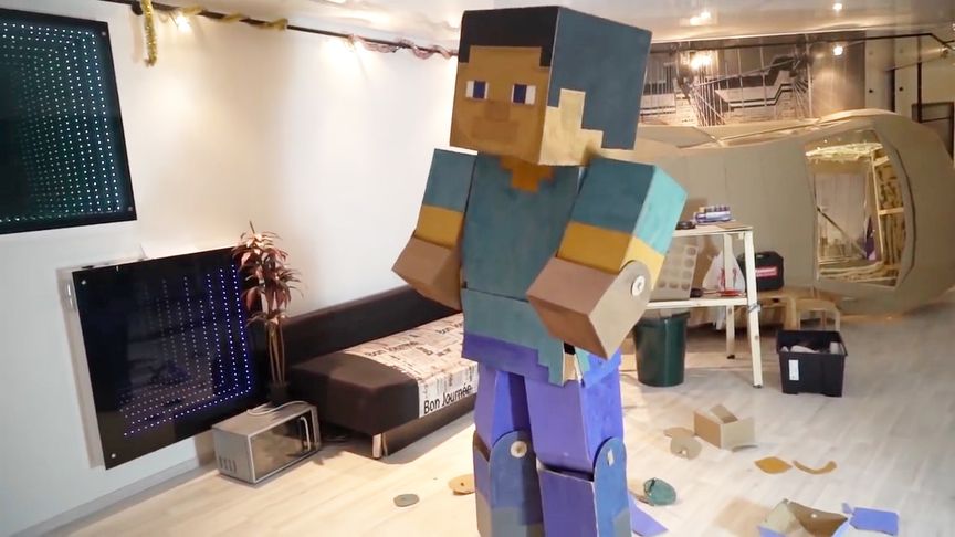 小哥用纸板做《我的世界》的像素人,穿上身后看着好喜感!