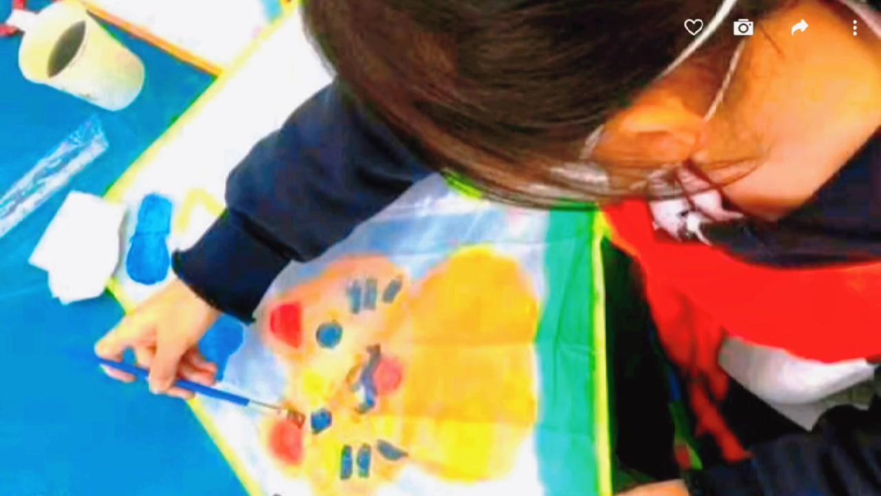 ...手绘风筝活动,志愿者为青少年讲解手绘风筝的方法和风筝的历史文化...