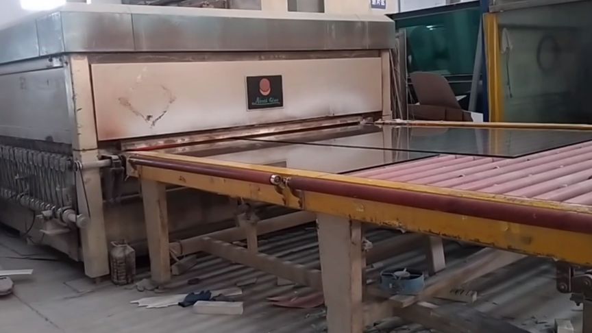 钢化玻璃制作过程,玻璃烧的通红通红的