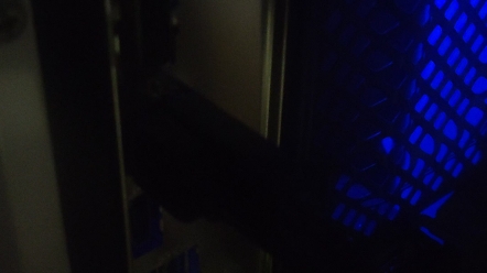 电脑突然变卡了,有间接性奇怪得电流声。