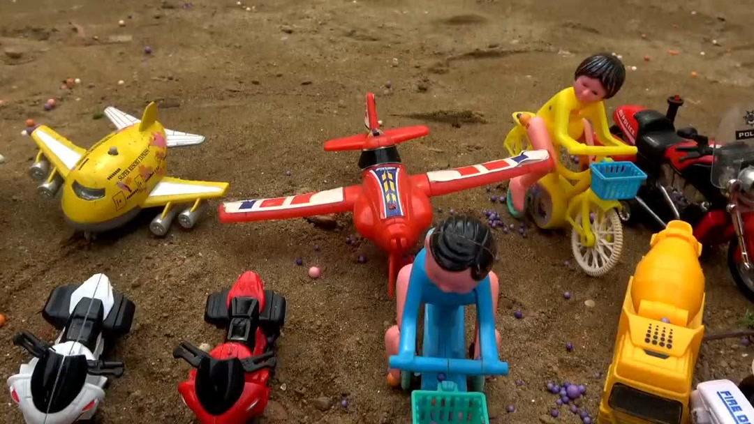 油罐车撞到大石头油气泄露肯开着摩托车救援汽车玩具动画