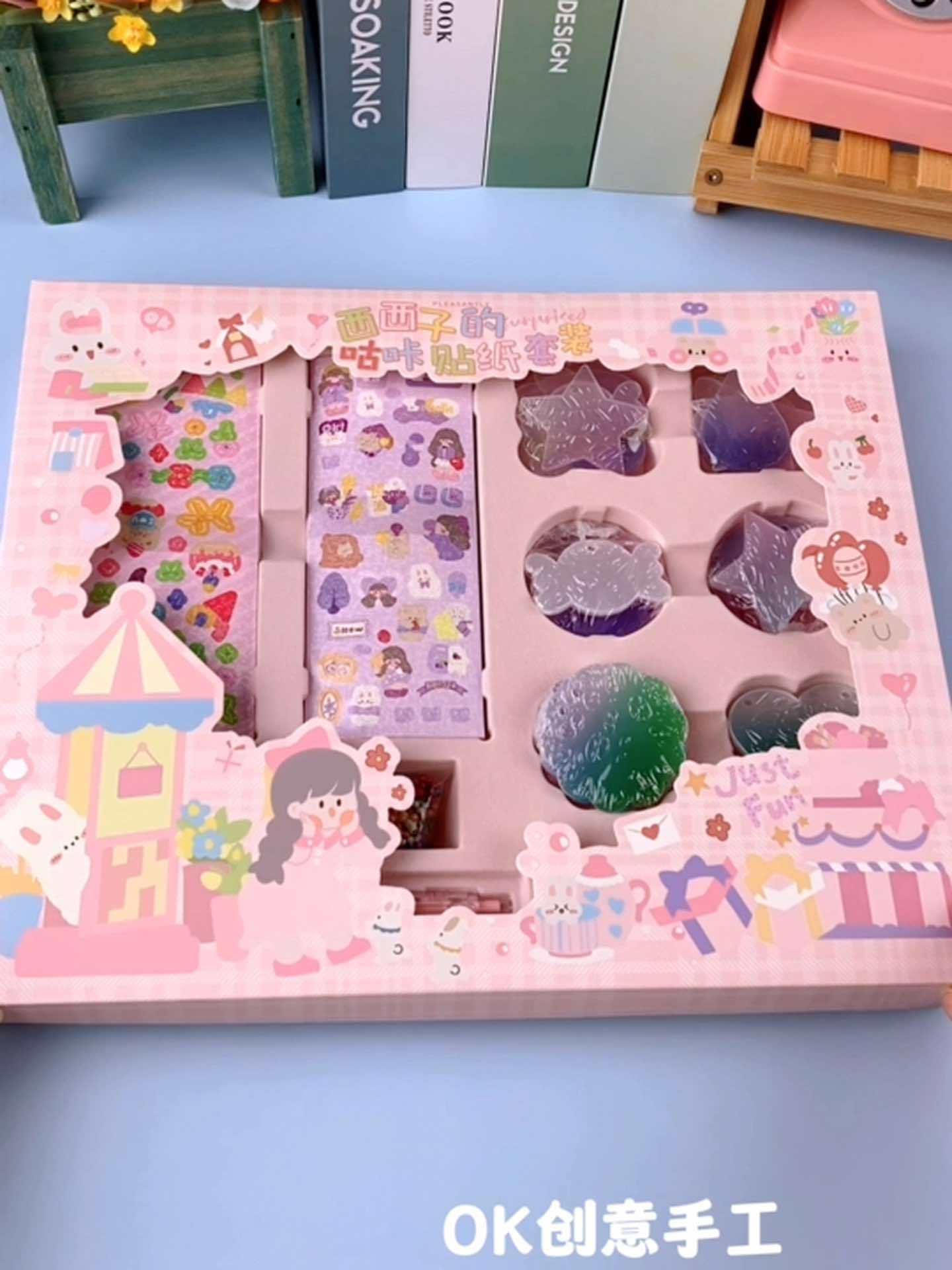 小女生喜欢的咕卡礼盒装,各种形状的咕卡盘,各式各样的贴纸,这一盒太...