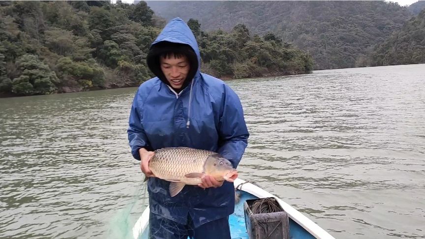 挑战捕一万斤野生鱼的第四天,大货出水瞬间差点失控,太尴尬了