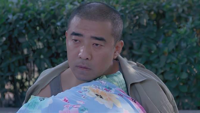 便衣警察:警察扮成个傻子,蹲在马路边上,就等鱼儿来上钩