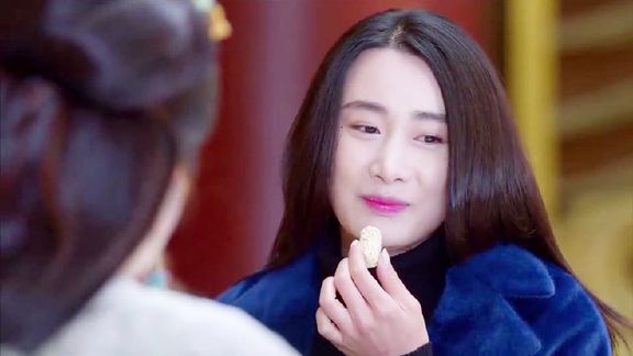 美女穿越到古代和自己长得一模一样的皇后聊天,好神奇