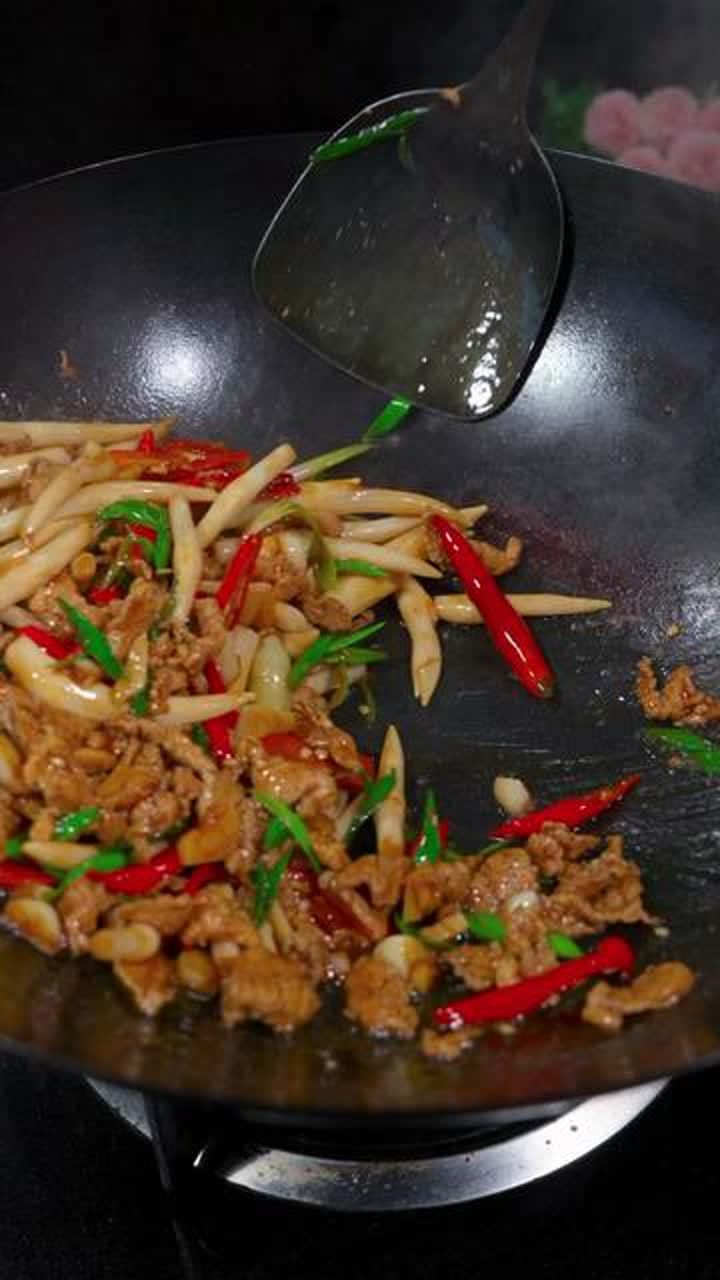 每一根藕带只有一个藕尖,配着肉炒真的太香了