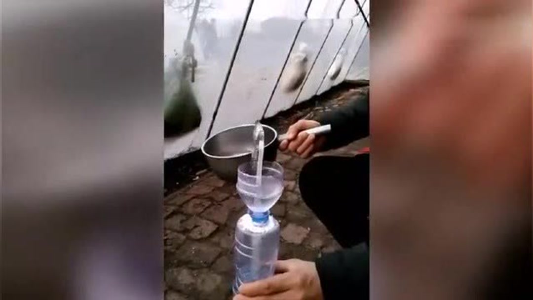 农村大叔自制喷泉, 不用电可以不停的喷, 这是什么原理