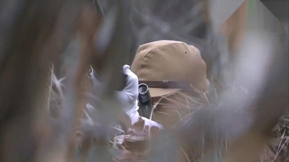 俩男人长得一模一样,女鬼子指认丈夫,真丈夫一巴掌让她改变主意