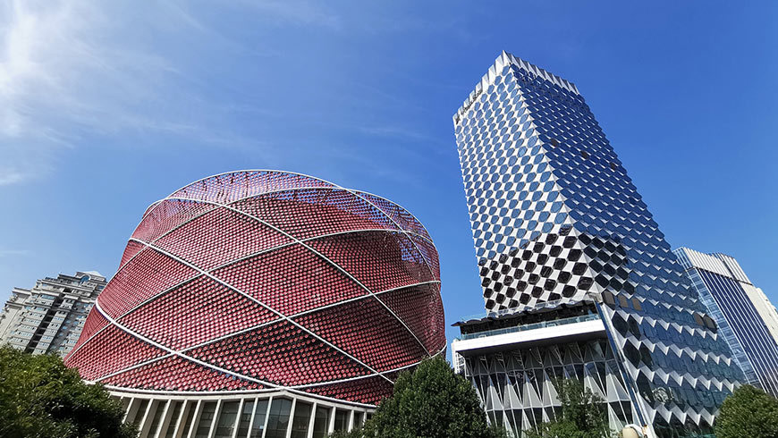 走进水果湖畔的“红灯笼”感受中国元素与科技碰撞的视觉盛宴