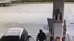 疑似加油时摸油枪触发静电起火,男子慌忙拿灭火器却不会用