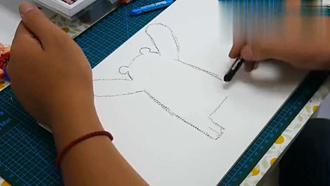 如何用油画棒画又呆又萌的熊本熊简笔画