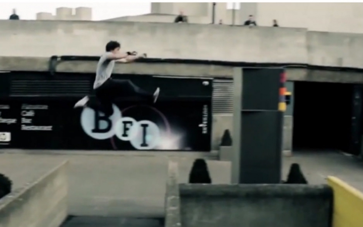 【跑酷教程】教你如何在学校秋季运动会得跳远第一名。