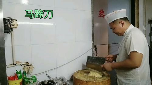 饭店大厨今天露一手"马蹄刀"看看这刀功怎么样