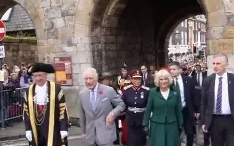 英国新国王夫妻被砸鸡蛋,皇后一脸惊恐