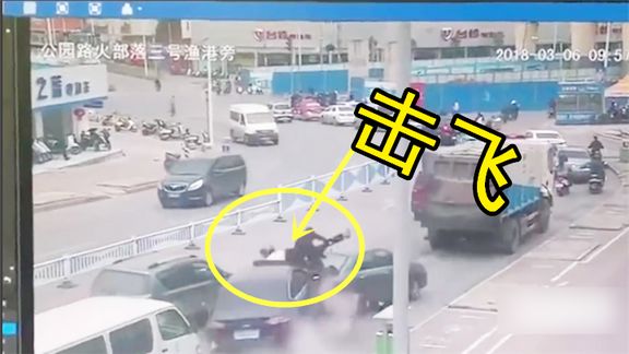 惊险!因车辆失控 路口发生5车连撞事故 电瓶车驾驶人惨被撞飞