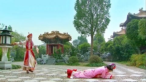 新还珠格格:小燕子打输了,偷袭塞娅,结果被她按在地上抽