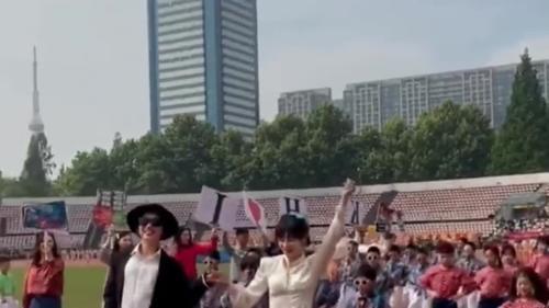 中小学举办运动会,展现八十年代年轻人的时尚,孩子们太可爱了!