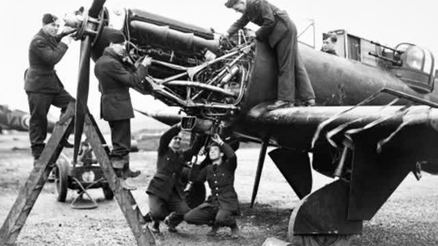 早期的螺旋桨战斗机需要手摇,在营养不良的年代浪费体力就是犯罪!