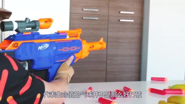 真人CS小伙抱着玩具枪火力全开,本以为是王者,被打得抱头鼠窜!