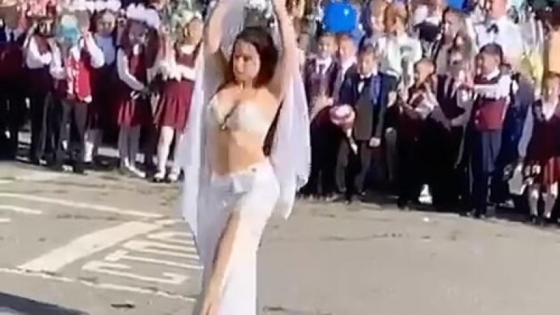 俄罗斯:一所学校开学时女老师跳肚皮舞庆祝学生返校引争议