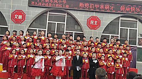 东风小学五年级二班国旗下风采展示