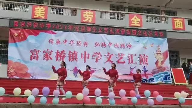 女儿在学校的舞蹈表演