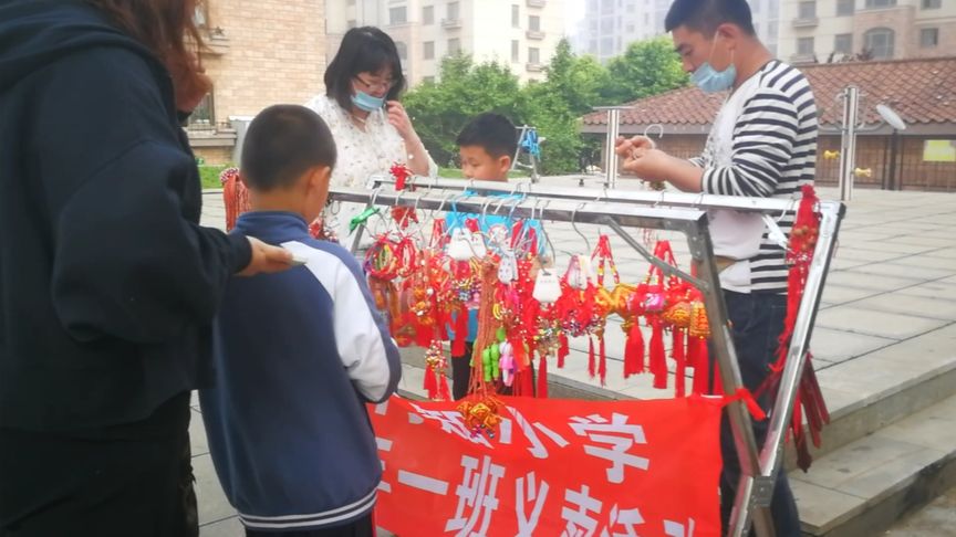 路遇小学生义卖。他们在老师的指导下开展义卖,筹集班活动经费。