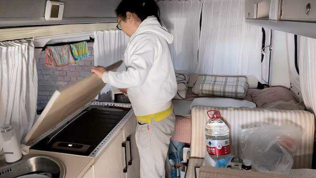 启动冰箱补充食物备在路上吃,再次出发800多公里路程一路北上