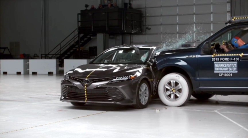 2015款福特F-150 侧撞 2018款丰田凯美瑞 (第二次)