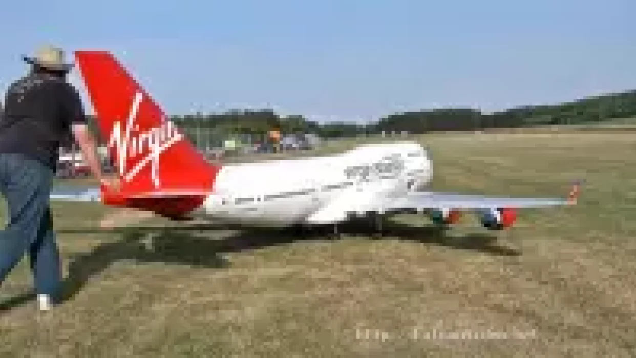 世界最大遥控波音747-400客机模型