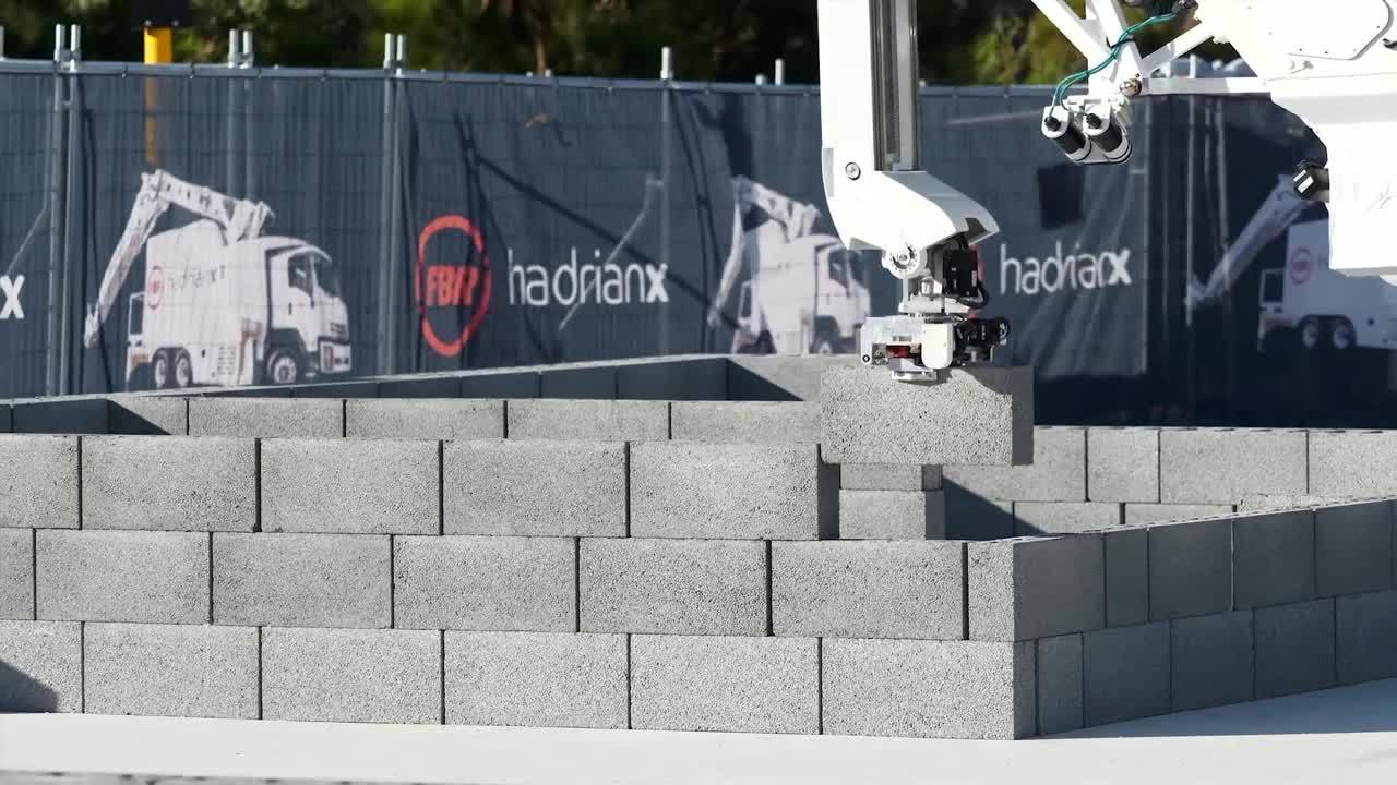 能开着走的砌砖机,超长臂24小时全自动砌砖,砌砖工要转行了