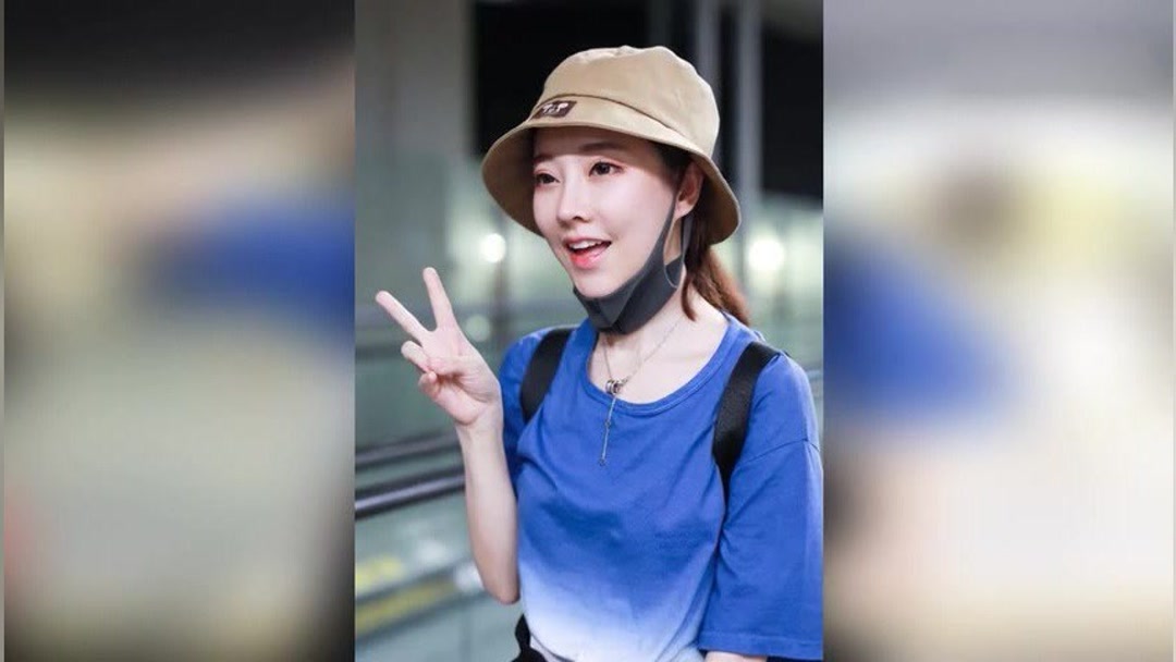 冯提莫“会计门”事件后首亮相 戴渔夫帽嘟嘴比V卖萌