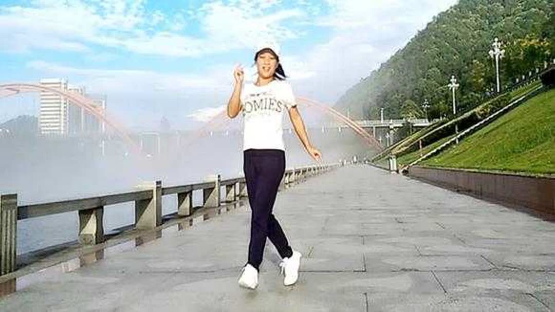 鬼步舞30步《众人划桨开大船》舞美不美你说,这风景是美醉了